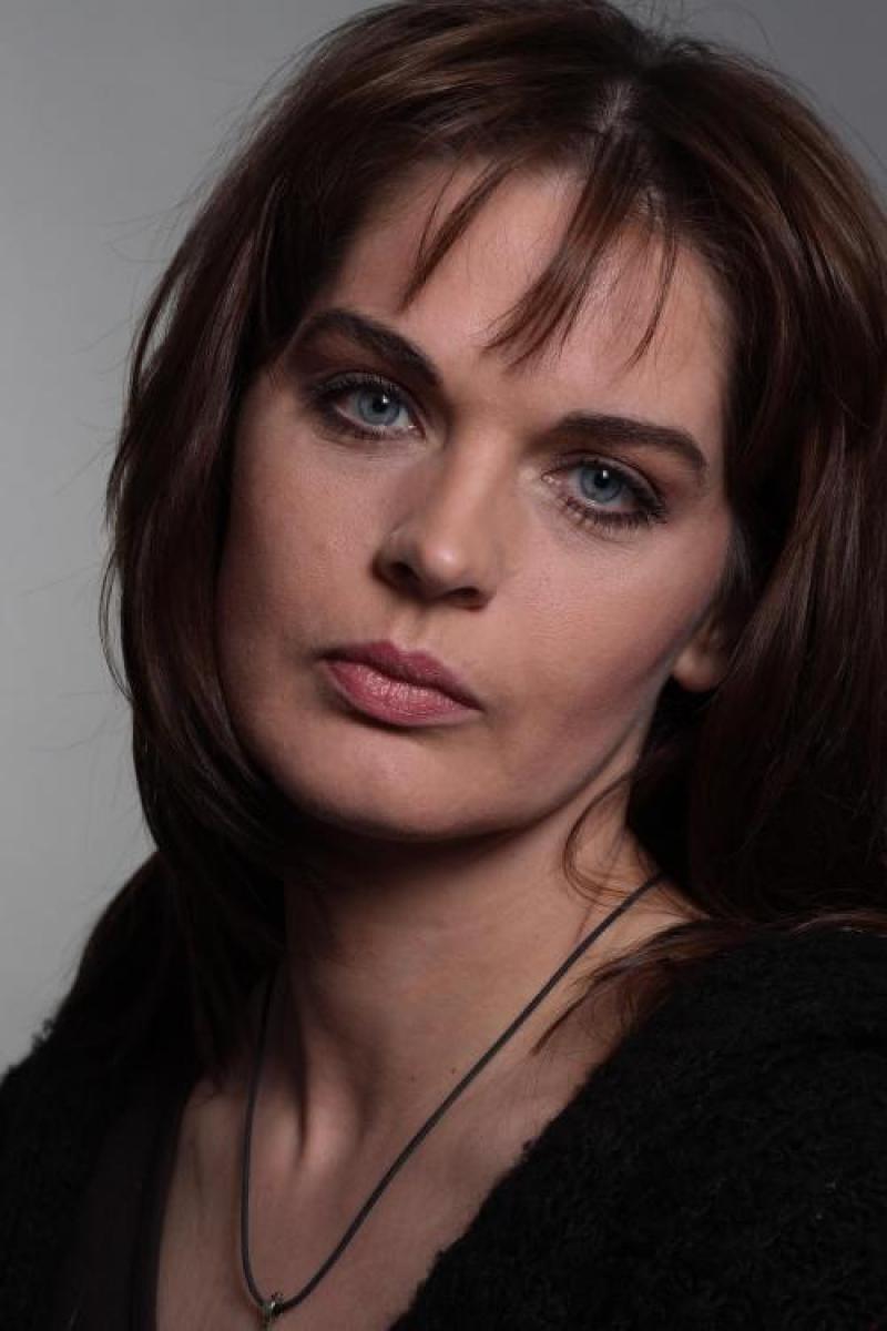 Actrita Manuela Harabor a implinit 42 de ani