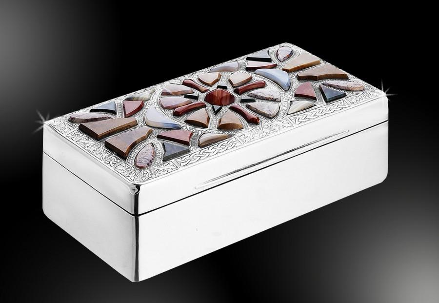 FOTO! Cel mai scump telefon mobil din lume costa 7 milioane de euro!