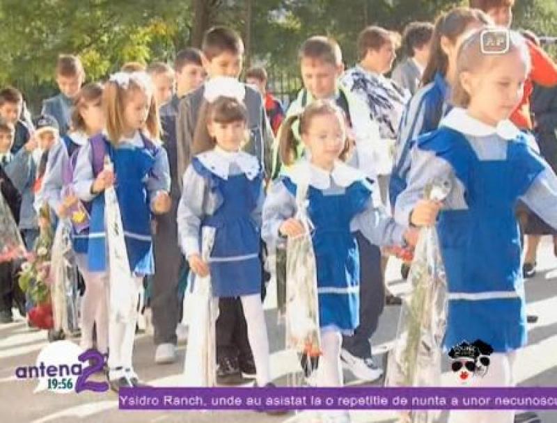 Amintirile vedetelor din vremea uniformelor scolare: cravata de pionier ...