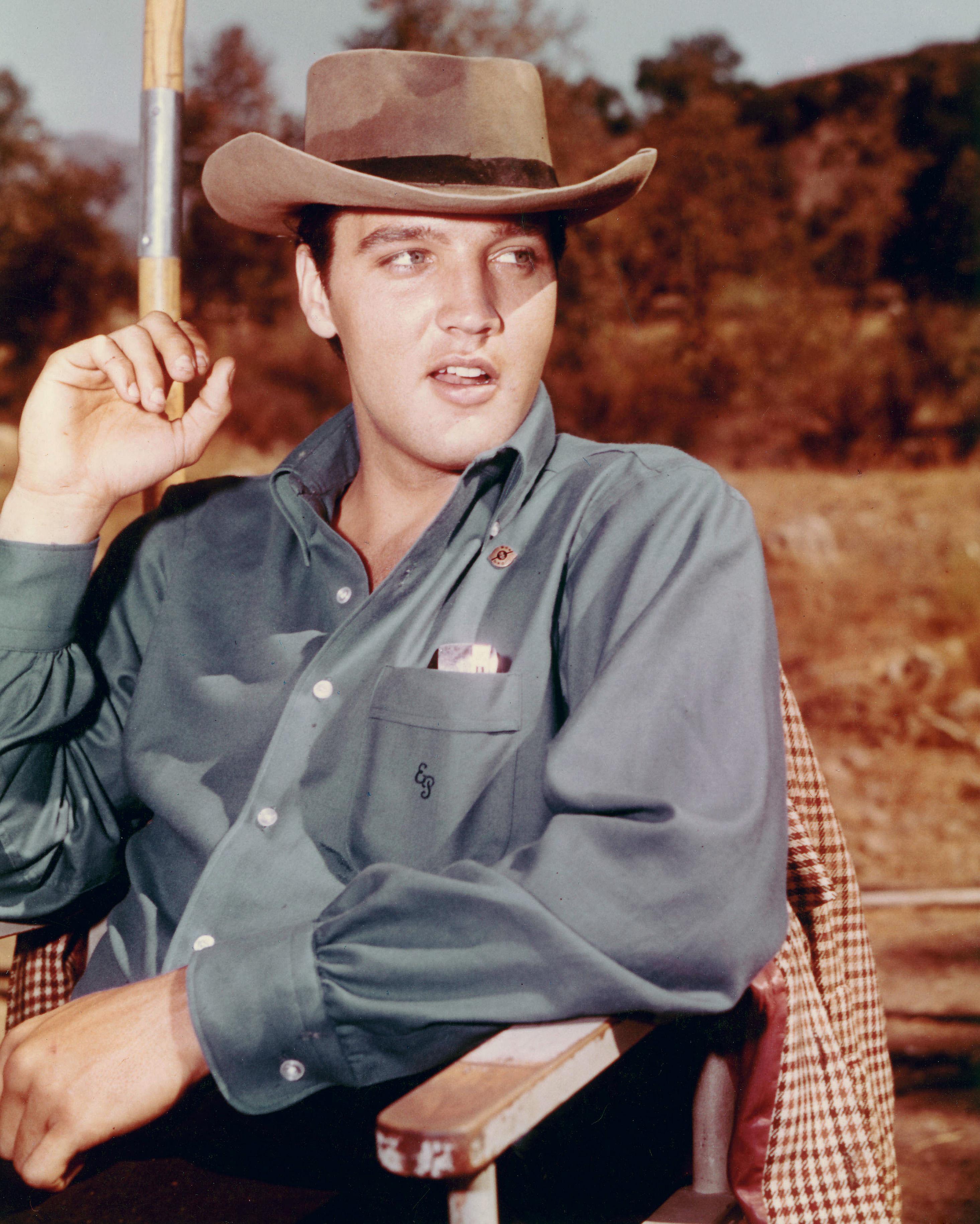 Elvis voia sa fie spion! L-a implorat pe Richard Nixon sa ii dea ...