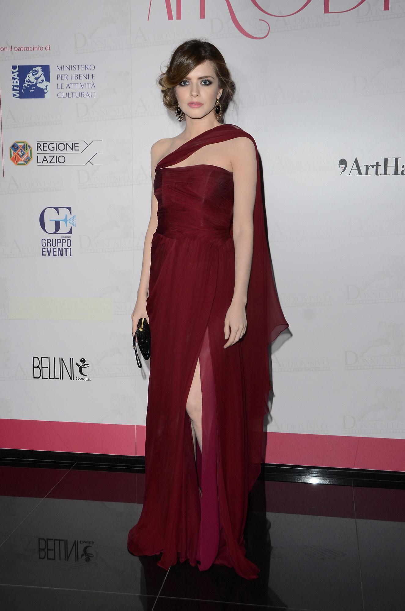 APARIȚIE HOT! Alexandra Dinu a fost ZEIȚA de la Premiile Afrodita ...