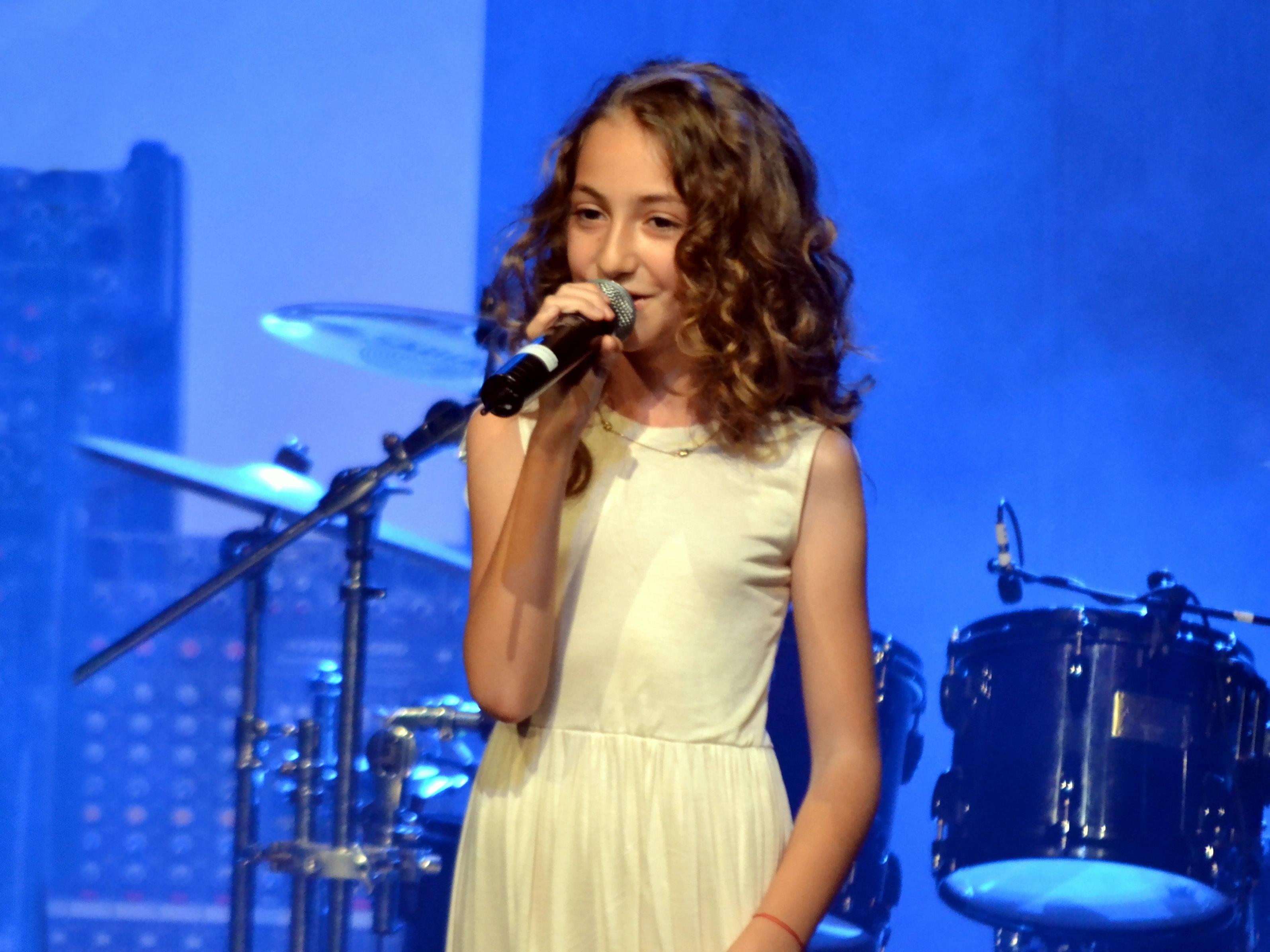 Elena Hasna s-a transformat într-o adevărată domnișoară. Are concerte ...