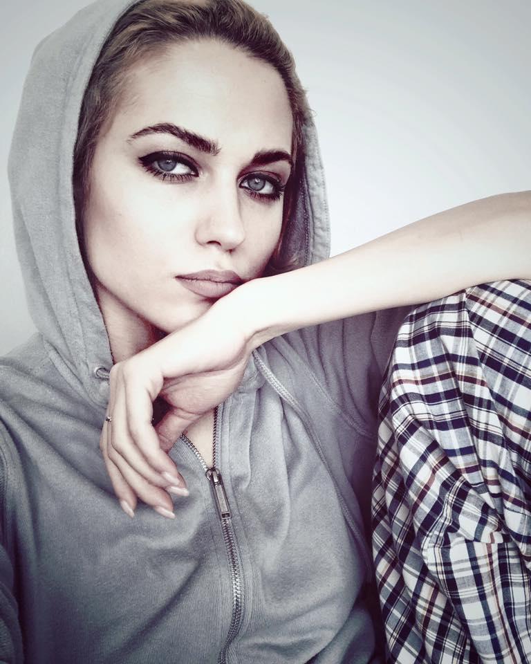 Galerie foto. Michaela Prosan, actrița-model care îi va cuceri pe fanii ...