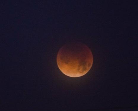 Imagini spectaculoase cu super luna albastră sângerie! Omenirea asistă ...