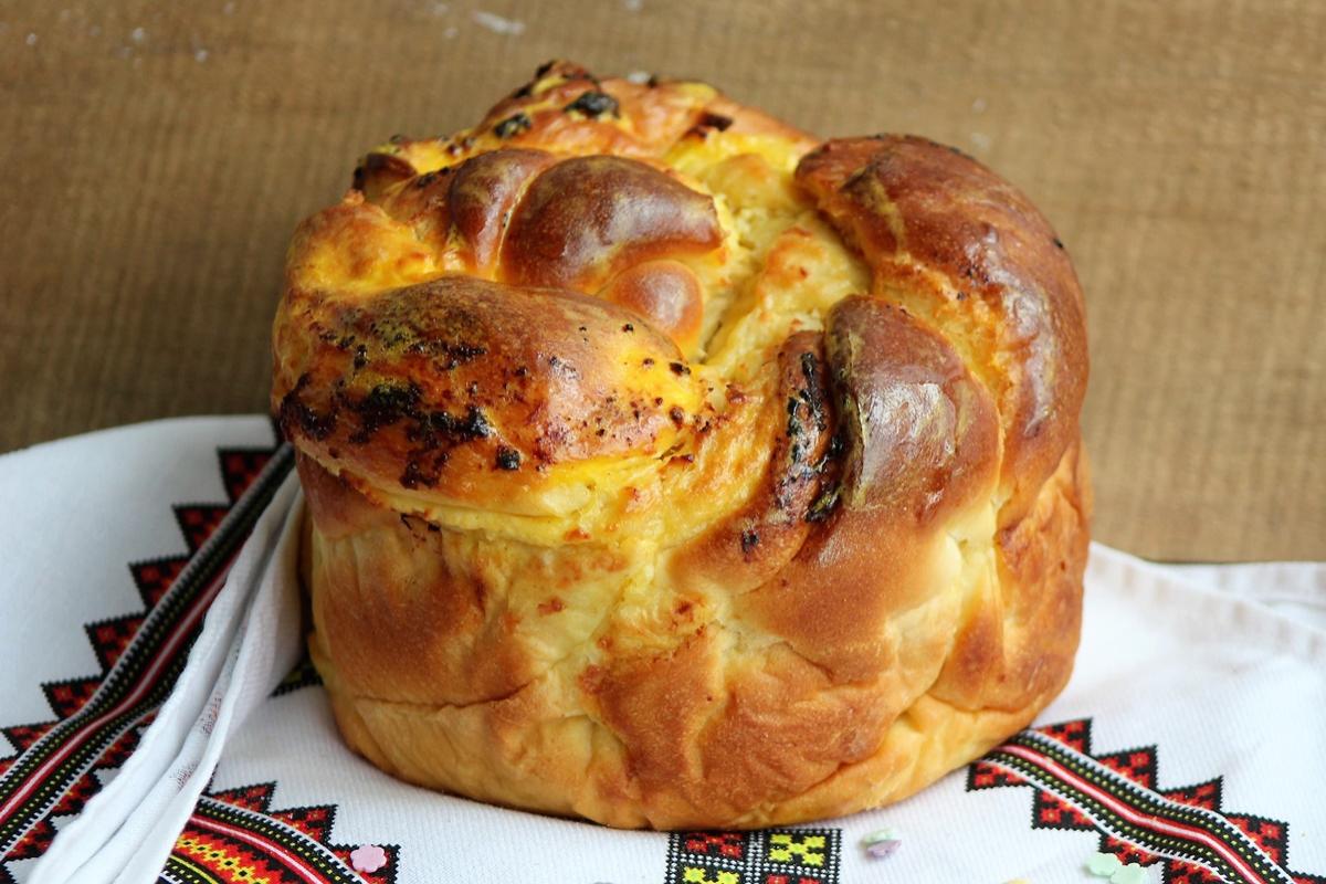 Rețetă clasică de pască. Pască cu aluat de cozonac și brânză cu stafide ...