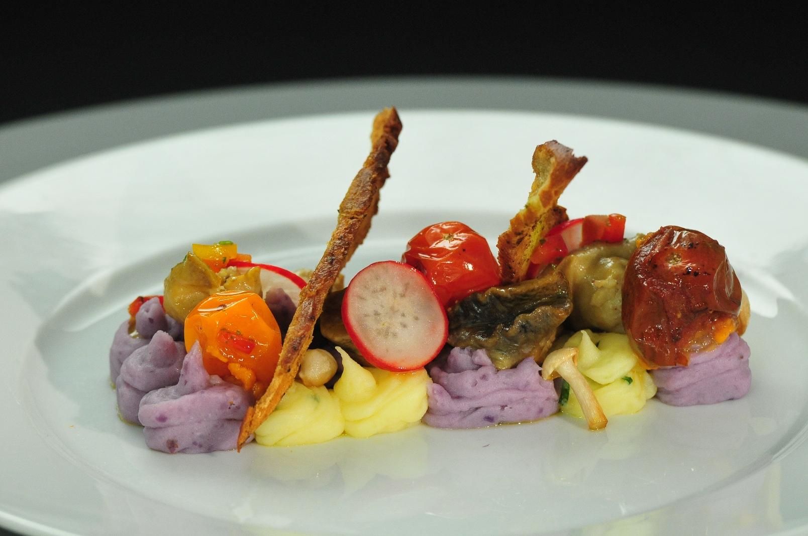 Rapane în sos de vin cu duet de piure și carpaccio de ridichi