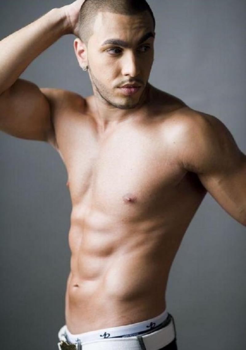 ŞOC în showbiz! Alex Velea a apărut gol într-o revistă pentru bărbaţi ...