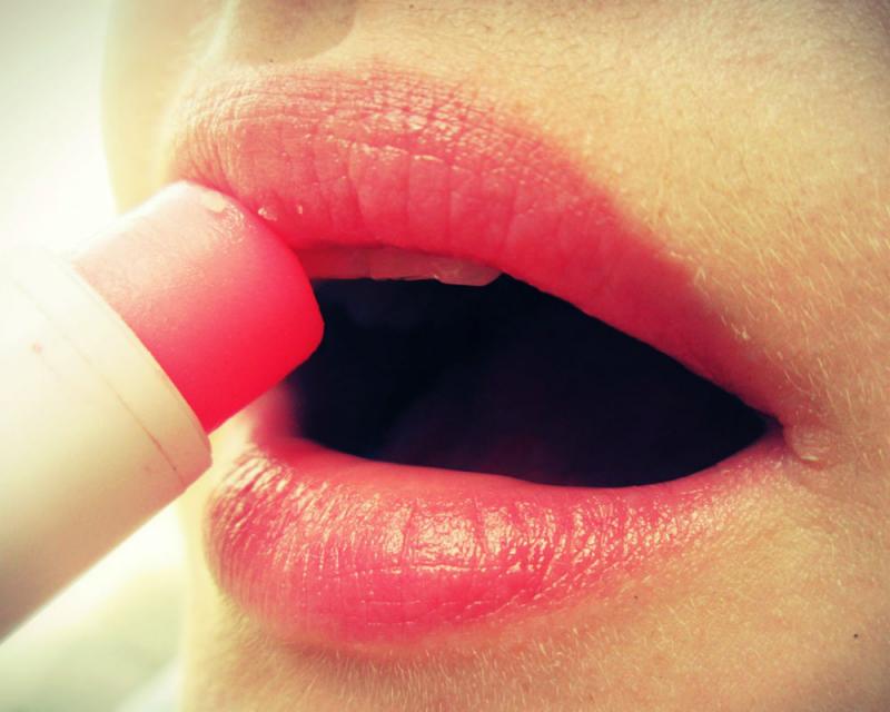Te dai cu ruj roșu? Semnificația inconștientă a gestului. Bărbații pică ...