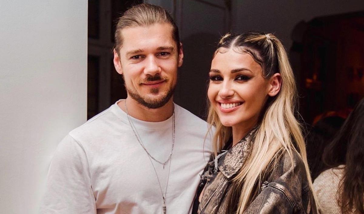 După peste 6 ani, Alina Eremia se iubește cu partenerul ei ca-n prima ...