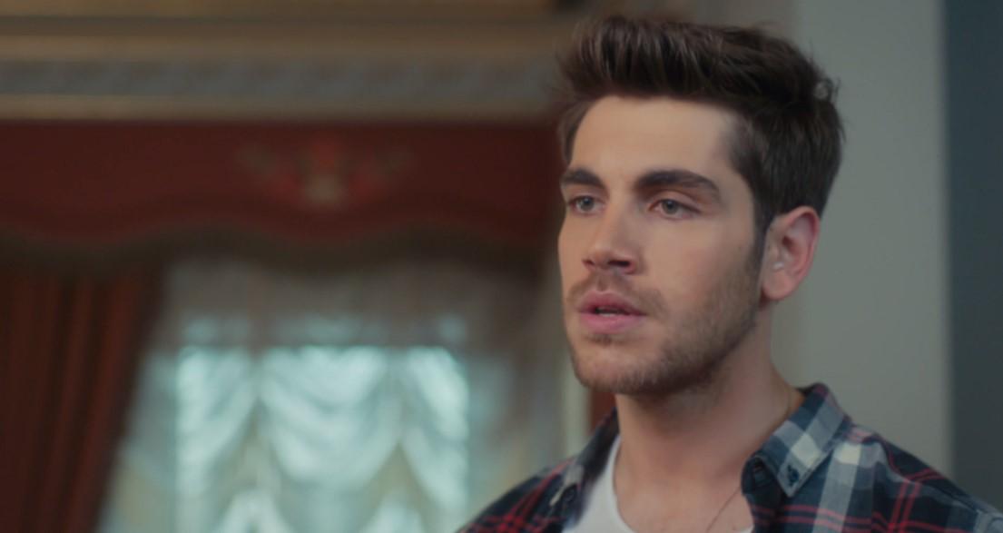 Tânărul actor Emre Bey, Arda din „Ține-mă de mână”, face parte din ...