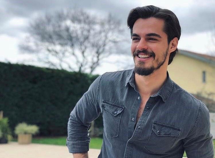 Fă cunoștință cu Berk Atan, chipeșul actor din serialul ''Cennet''!