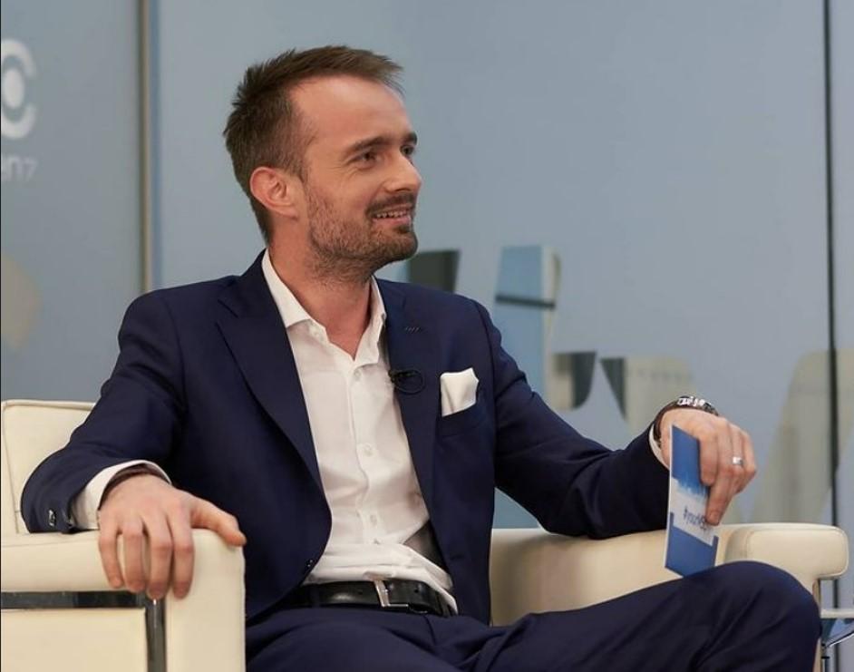 CulTour 2021: Mikey Hash răspunde provocării Crăciunești și stă de ...