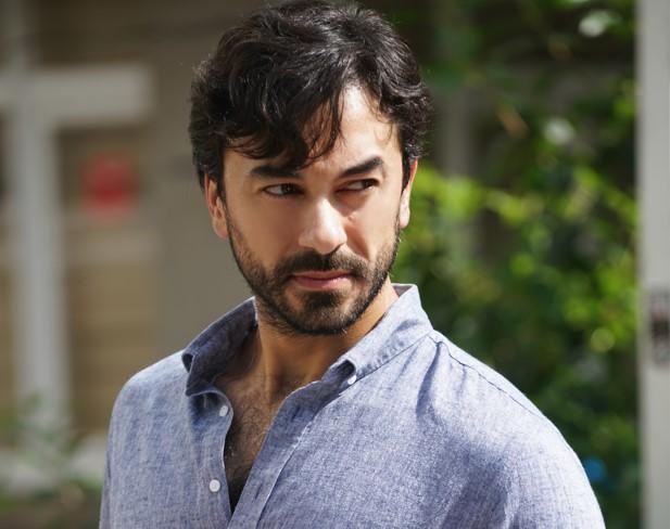 Gökhan Alkan surprinde fanele din mediul online cu o privire ...