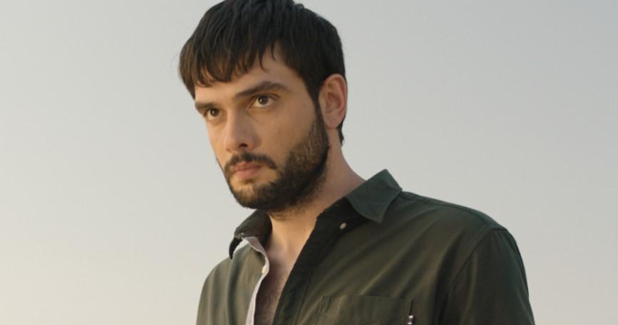 Toprak Can din "Inimă Rănită" a îmbrăcat o ținută all-black. Actorul și ...