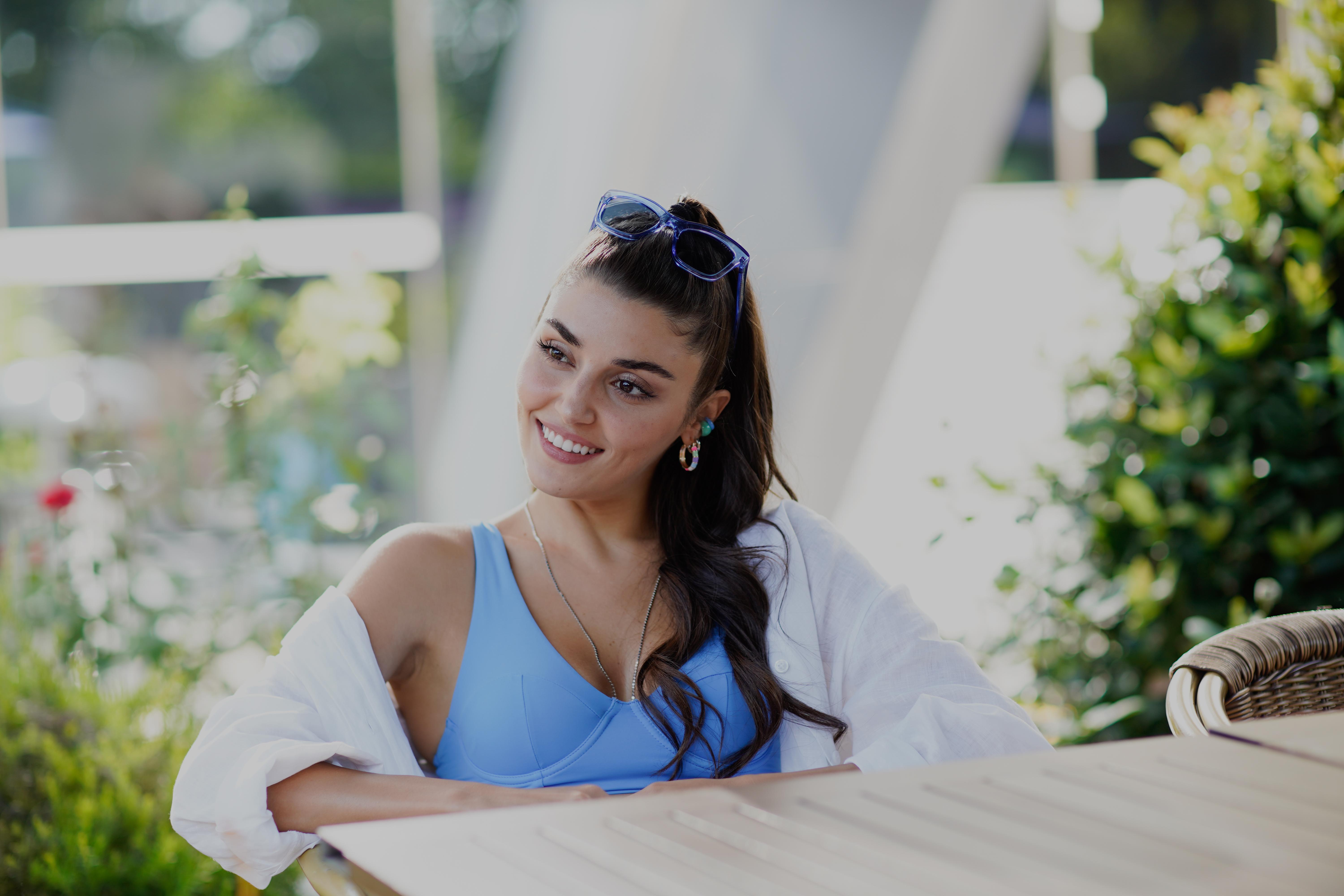 Hande Erçel s-a fotografiat la pescuit. Vedeta din “Dragostea plutește ...