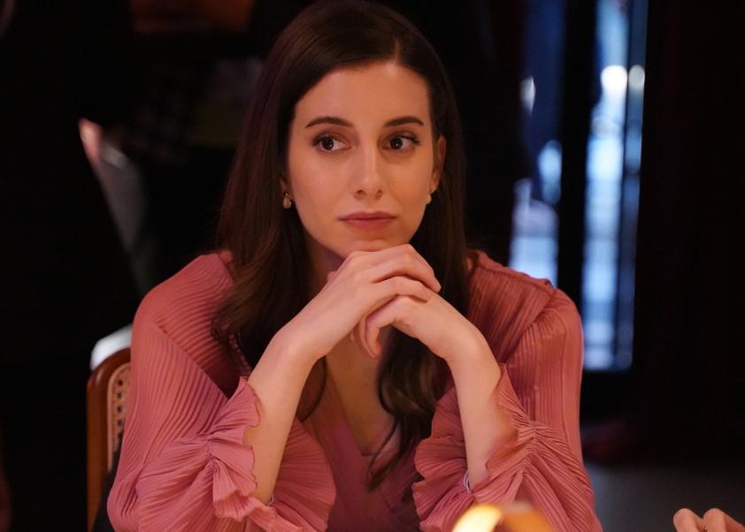 Beril Pozam a îmbrăcat un top alb și a ținut să-și expună noua coafură ...