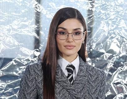Hande Erçel are probleme pe plan personal și profesional. Ce s-a ...